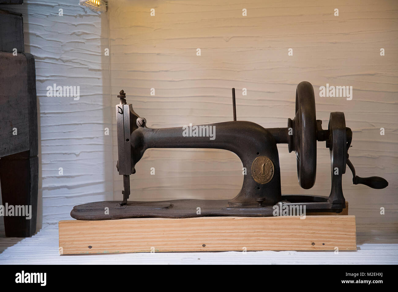 Old fashioned sewing machine hi-res stock photography and images - Alamy