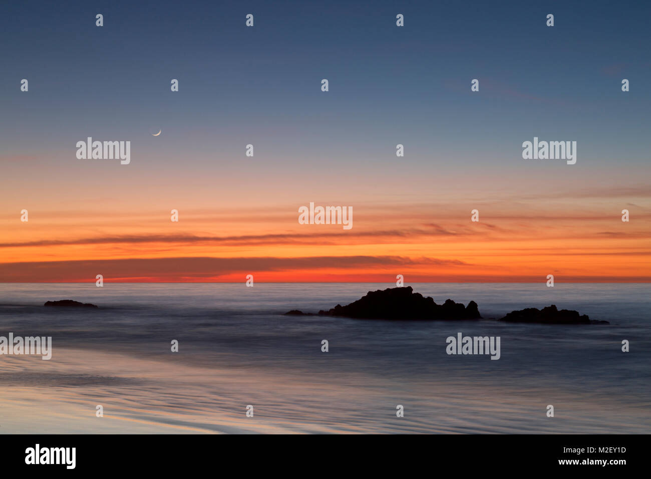 Crescent moon setting over the Ocean from La Jolla Shores Beach, La ...
