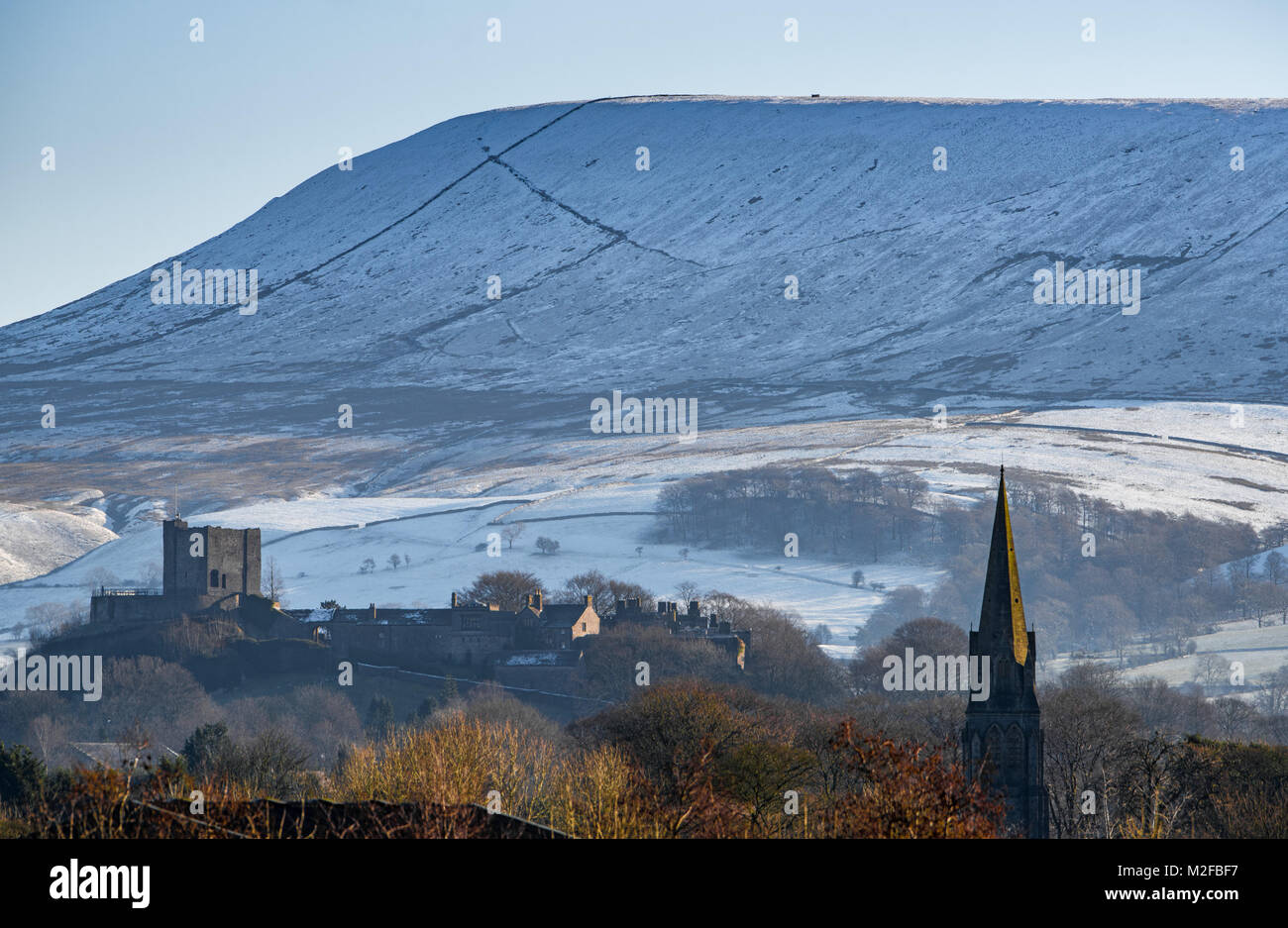 Snowy pendle hill hi-res stock photography and images - Alamy