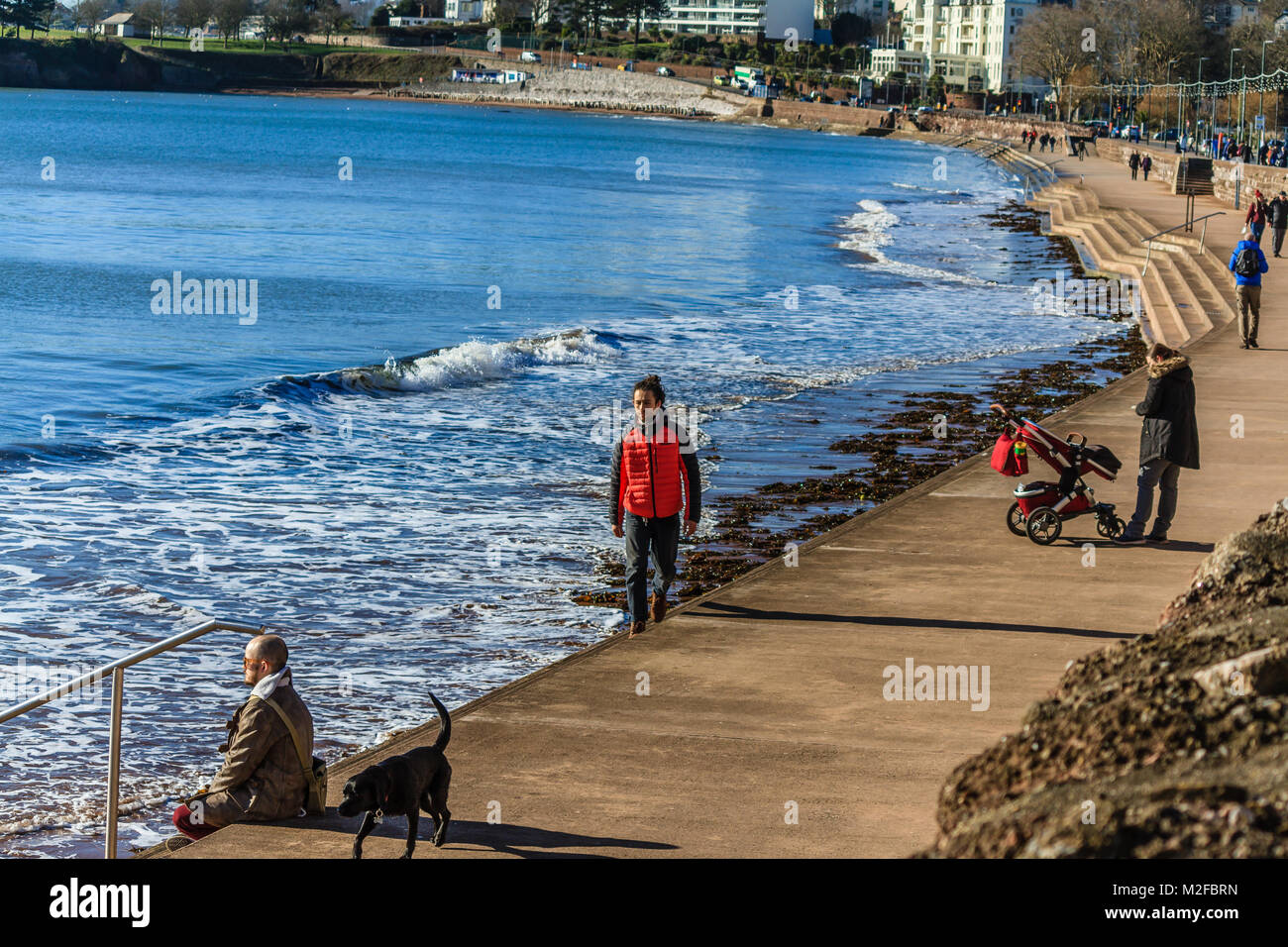 Using sea wall for recreation hi-res stock photography and images - Alamy