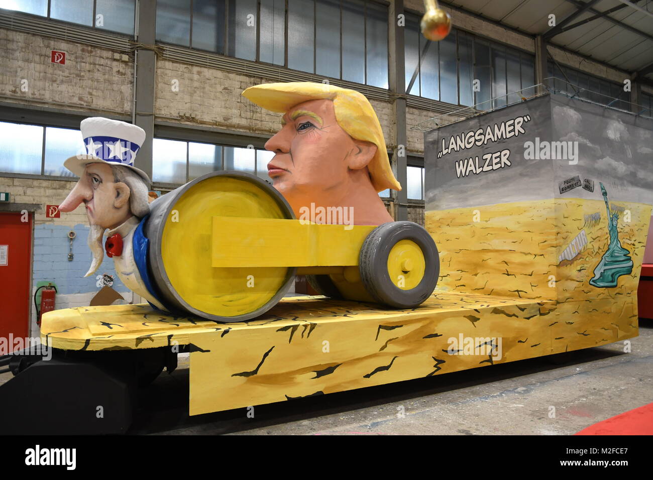 Cologne, Germany. 06th Feb, 2018. A Trump and US float pictured during ...