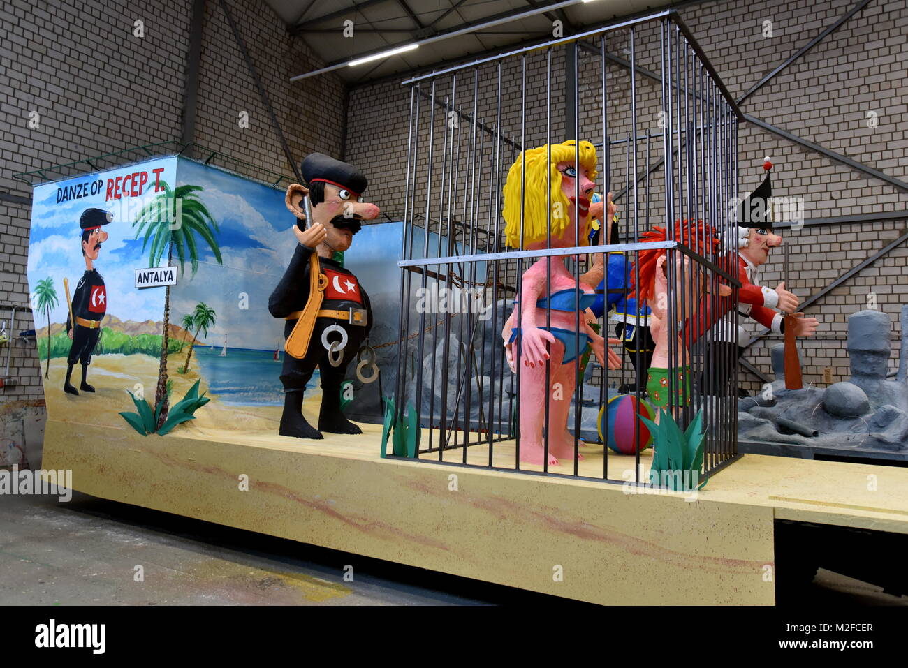 Cologne, Germany. 06th Feb, 2018. The Erdogan float "Danze op Recep T ...