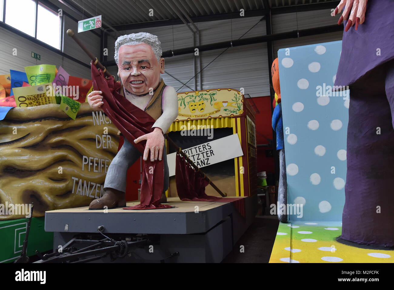 Cologne, Germany. 06th Feb, 2018. The float "Pitter's last dance" on ...