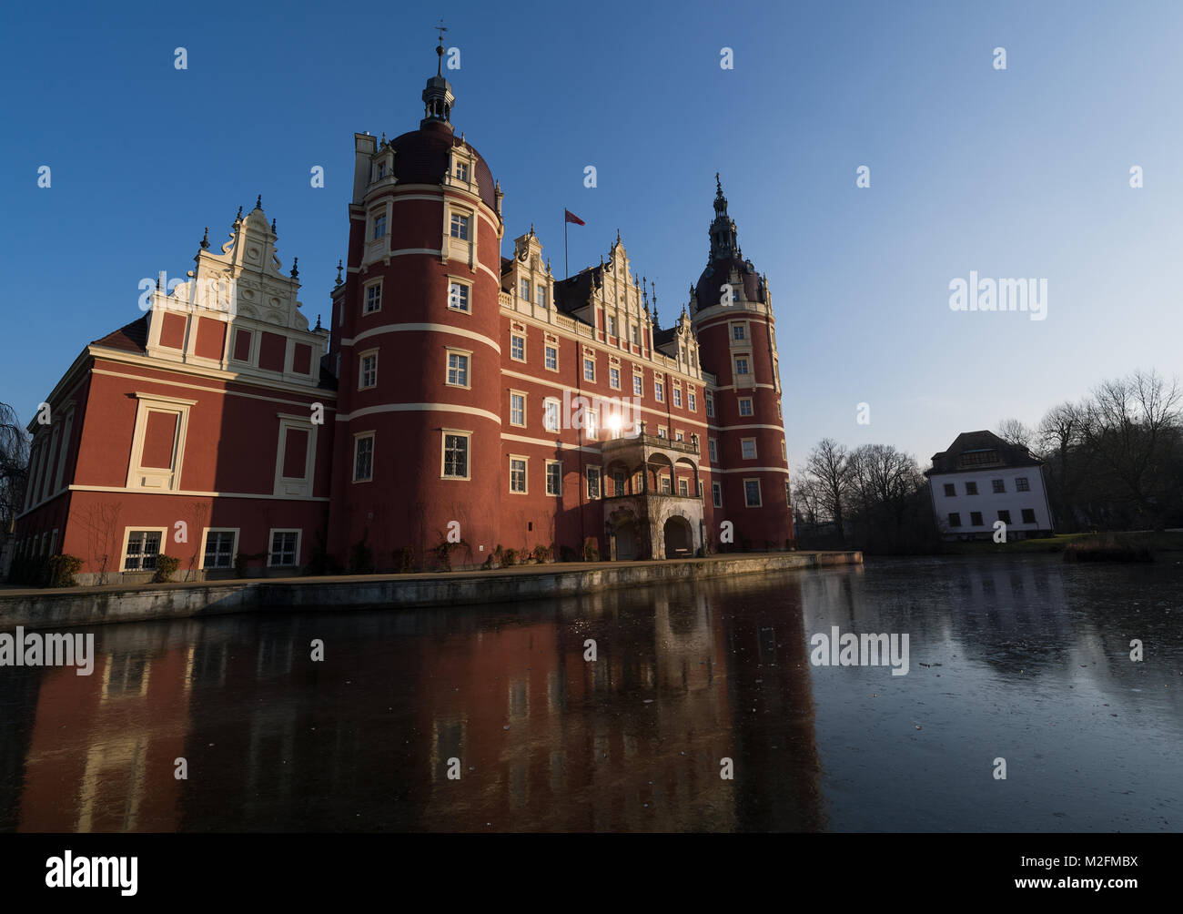Bad Muskau, Germany. 07th Feb, 2018. The Schloss Muskau stands behind ...