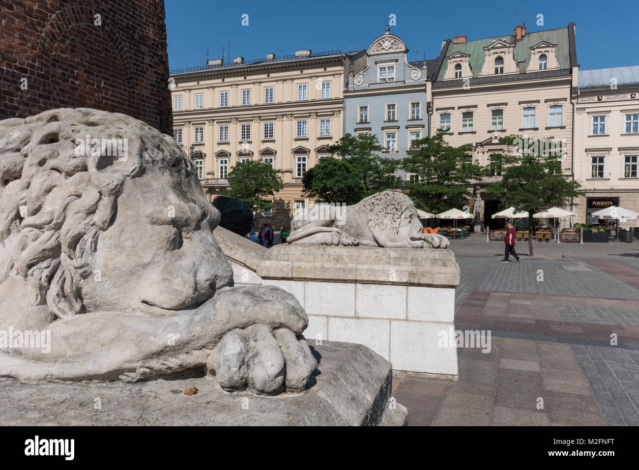Town centre statues hi-res stock photography and images - Alamy
