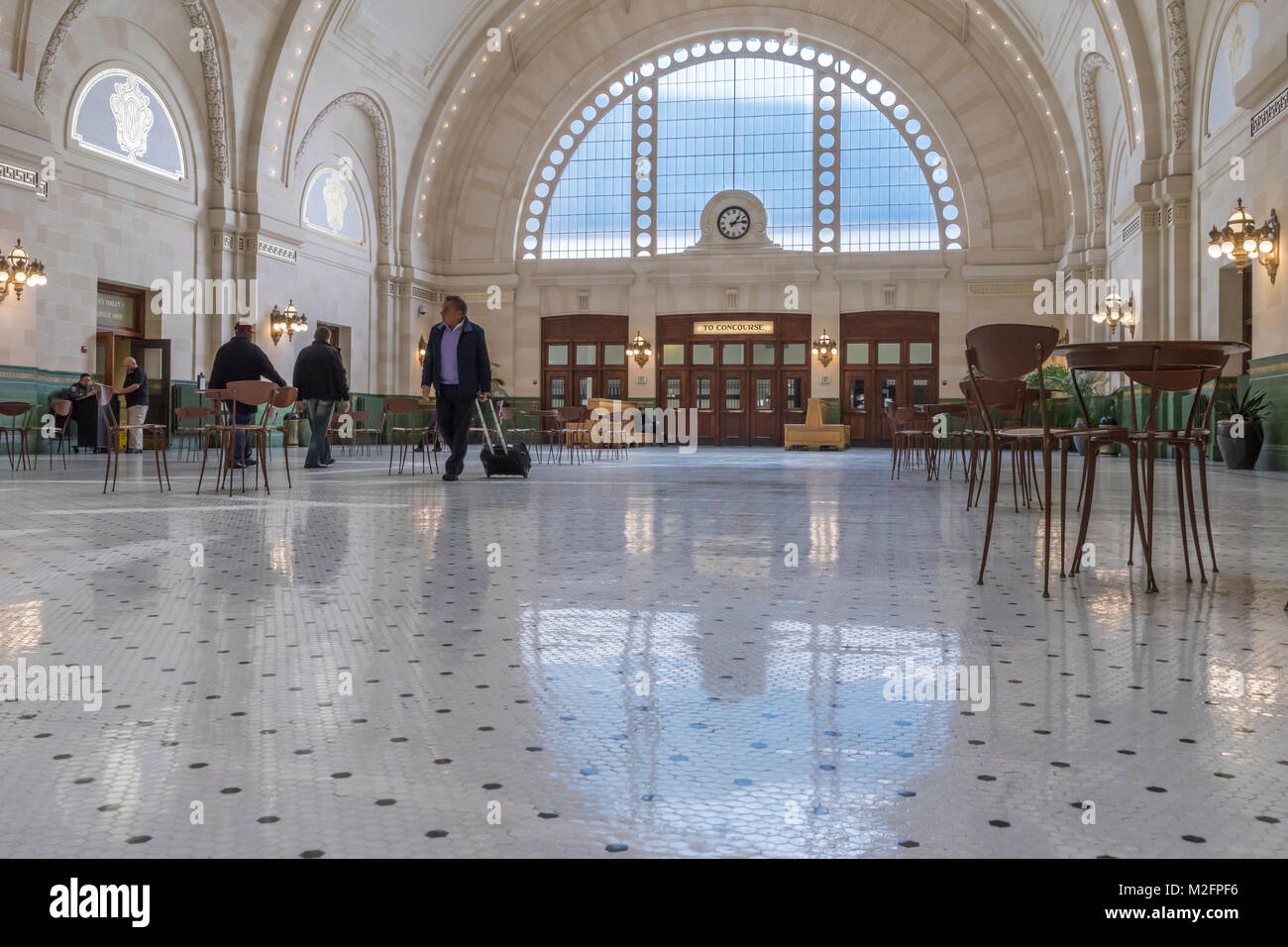Station waiting room hi-res stock photography and images - Alamy