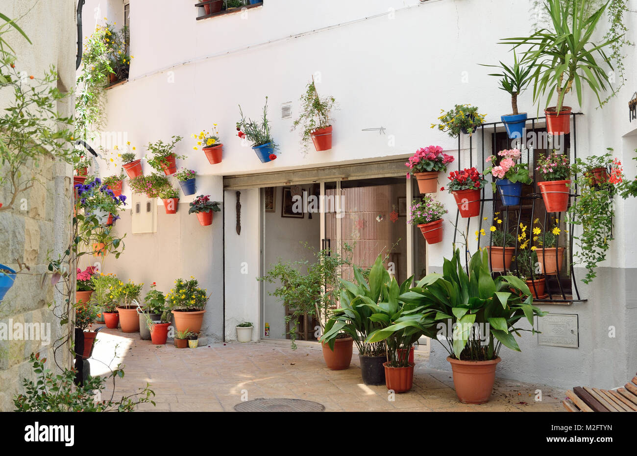 Spanish house flowers pots hi-res stock photography and images - Alamy