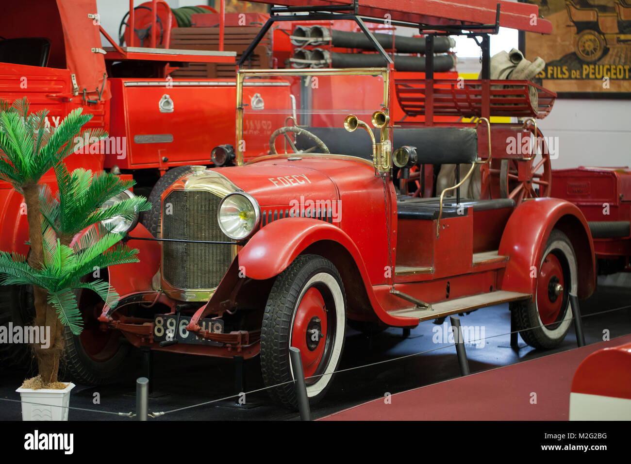 Automobile Museum Valencay shows about sixty cars from 1898 to 1965 ...