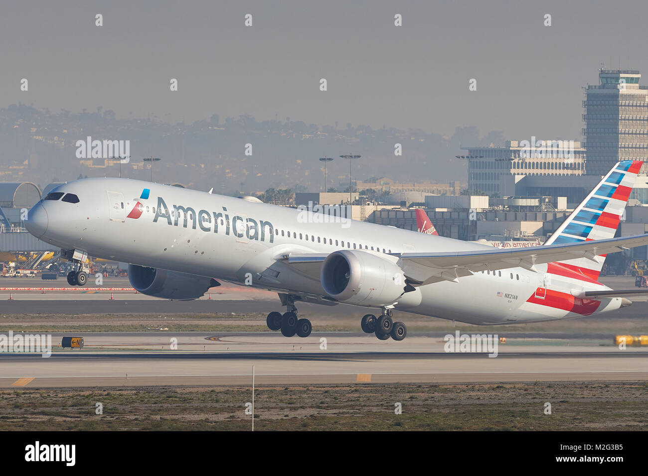 Boeing 787 taking off hi-res stock photography and images - Alamy