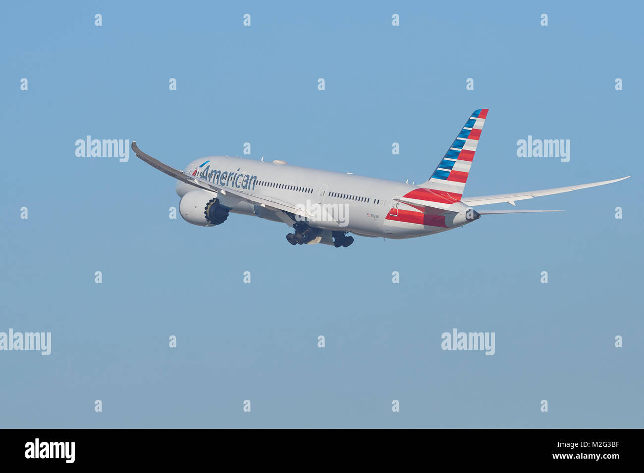 Boeing 787 taking off hi-res stock photography and images - Alamy