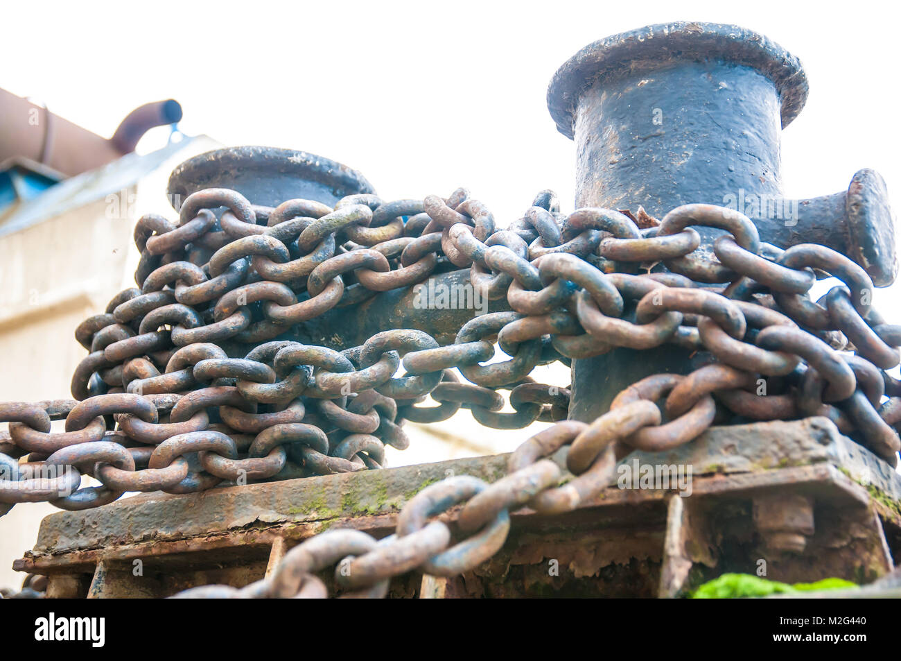 detailed view of the binding device ship side chain Stock Photo - Alamy
