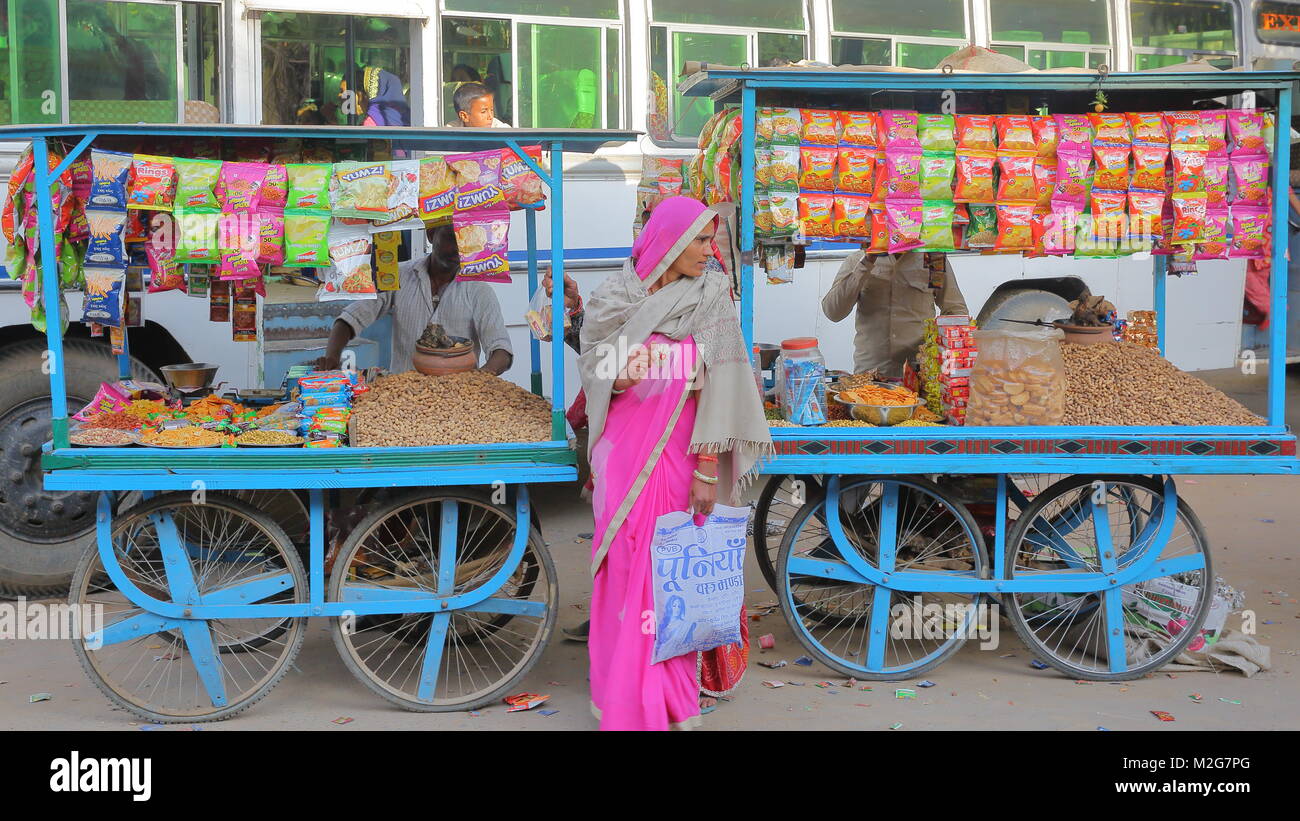 Station food stalls india hi-res stock photography and images - Alamy