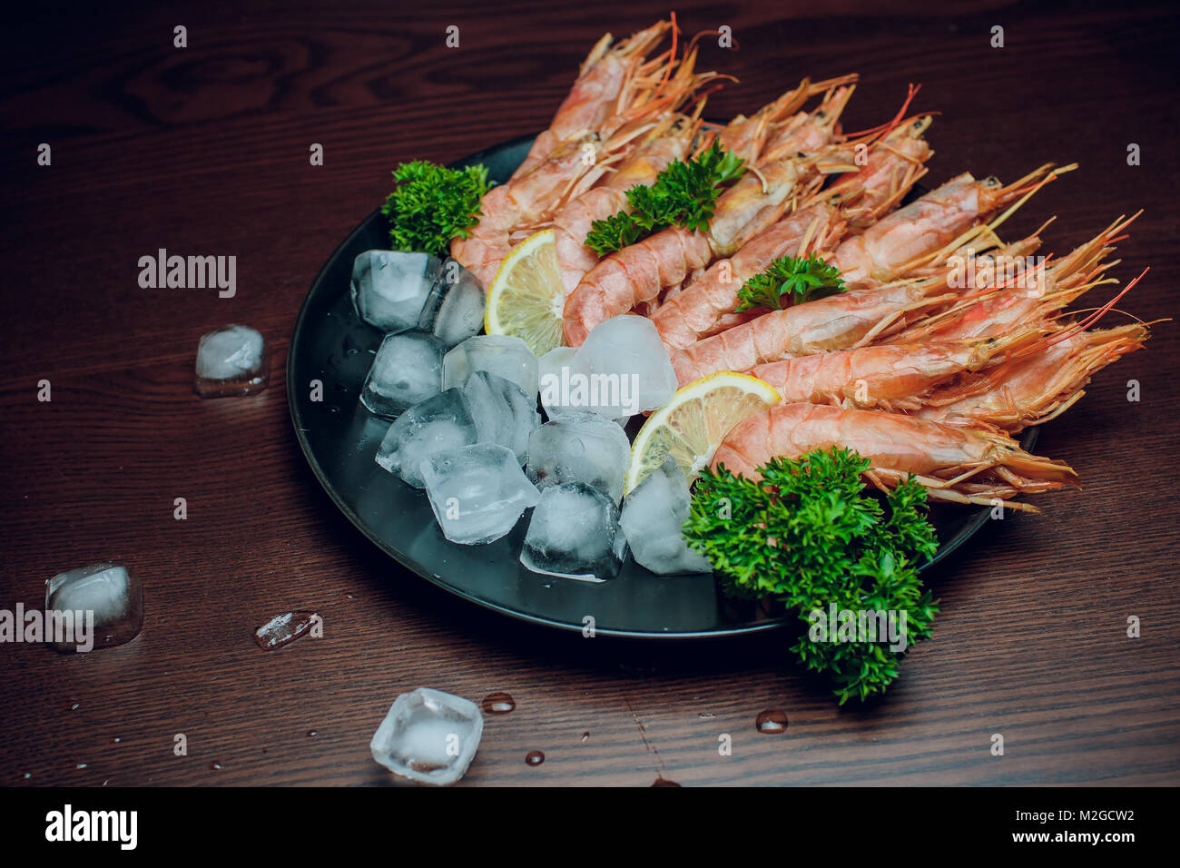 Argentine Raw shrimp seafood food red ice Stock Photo - Alamy