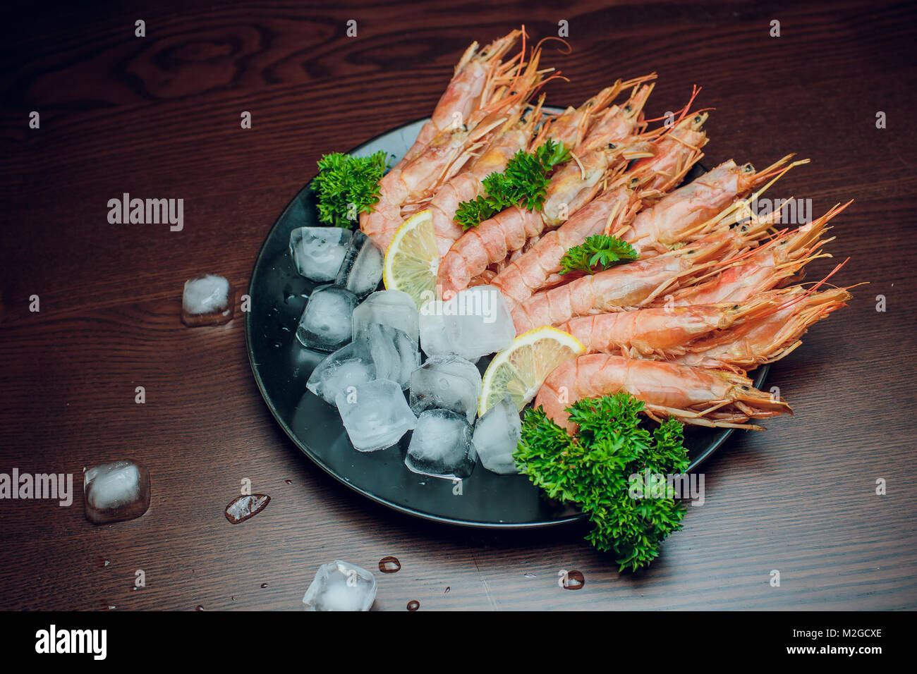 Argentine Raw shrimp seafood food red ice Stock Photo - Alamy