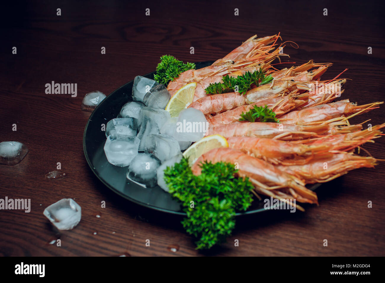 Argentine Raw shrimp seafood food red ice Stock Photo - Alamy
