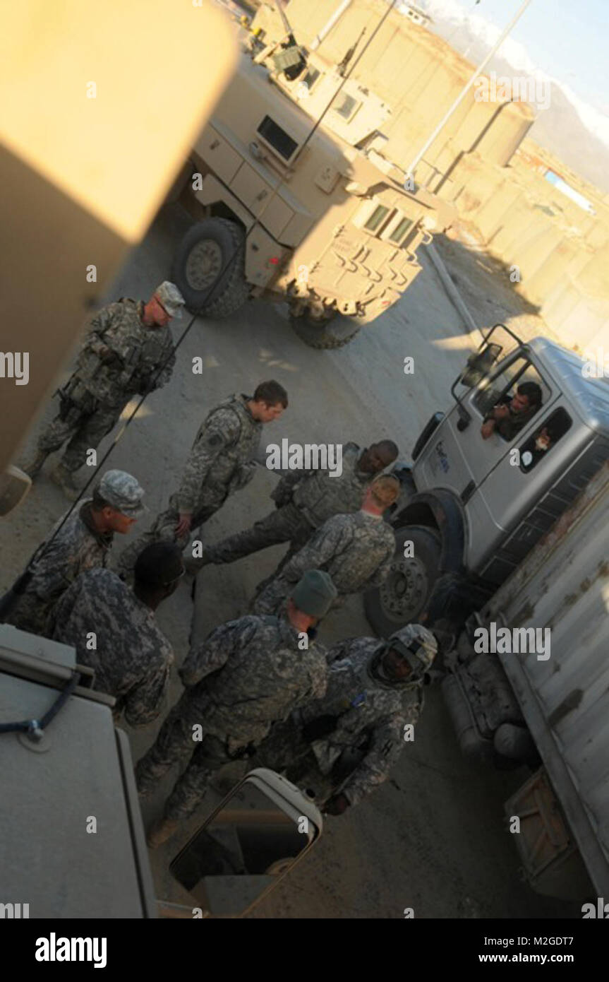 U.S. Soldiers of the Georgia National Guard’s Distribution Platoon ...