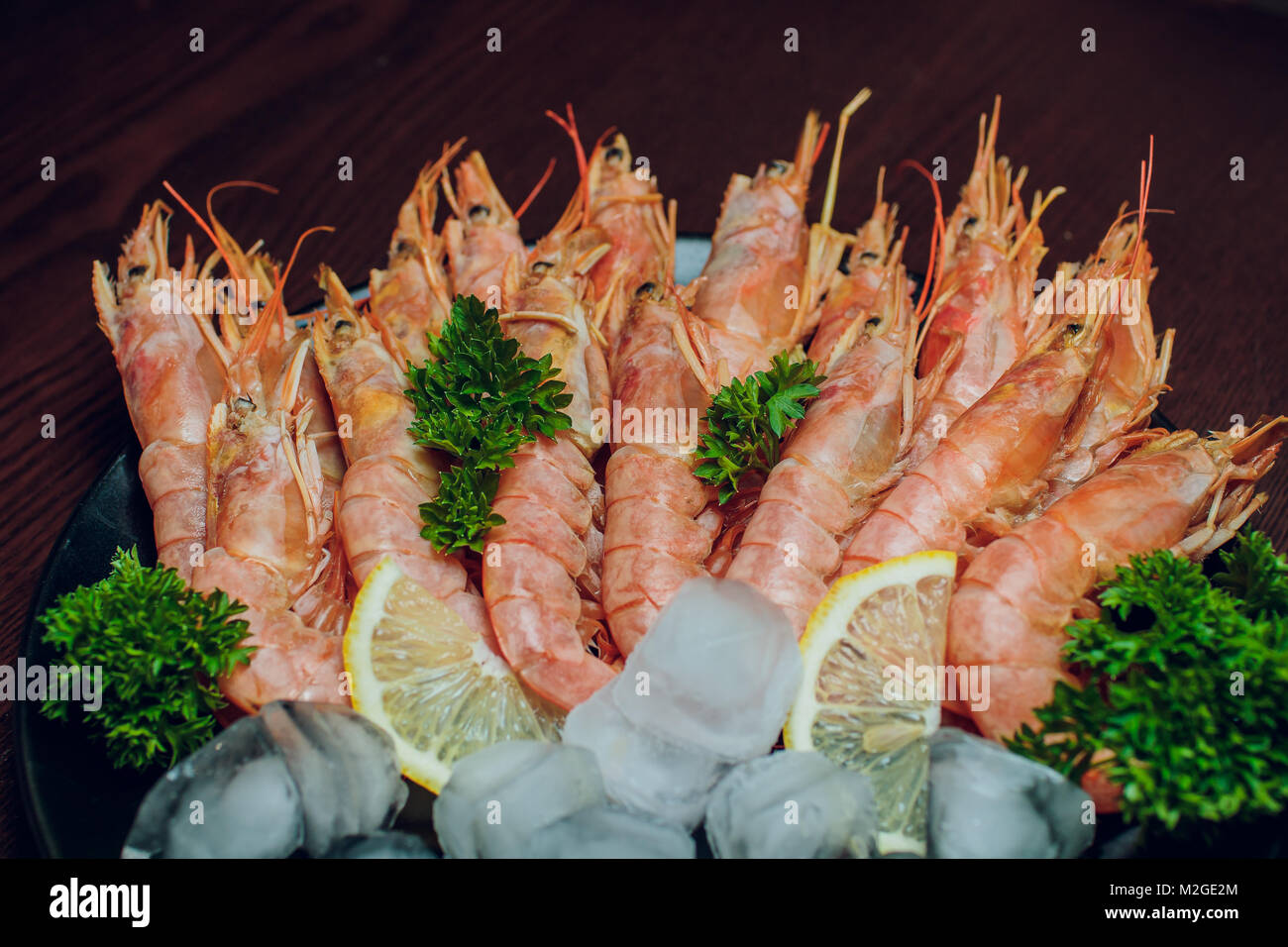 Argentine Raw shrimp seafood food red ice Stock Photo - Alamy