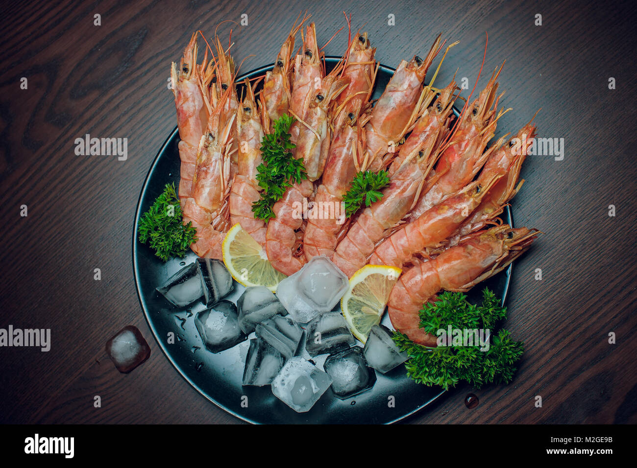 Argentine Raw shrimp seafood food red ice Stock Photo - Alamy
