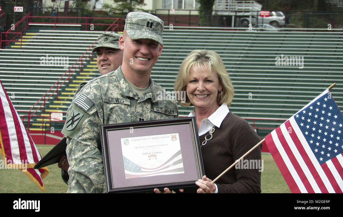 CPT Lewis give Certificate of Appreciaton 100309 by Georgia National Guard Stock Photo - Alamy