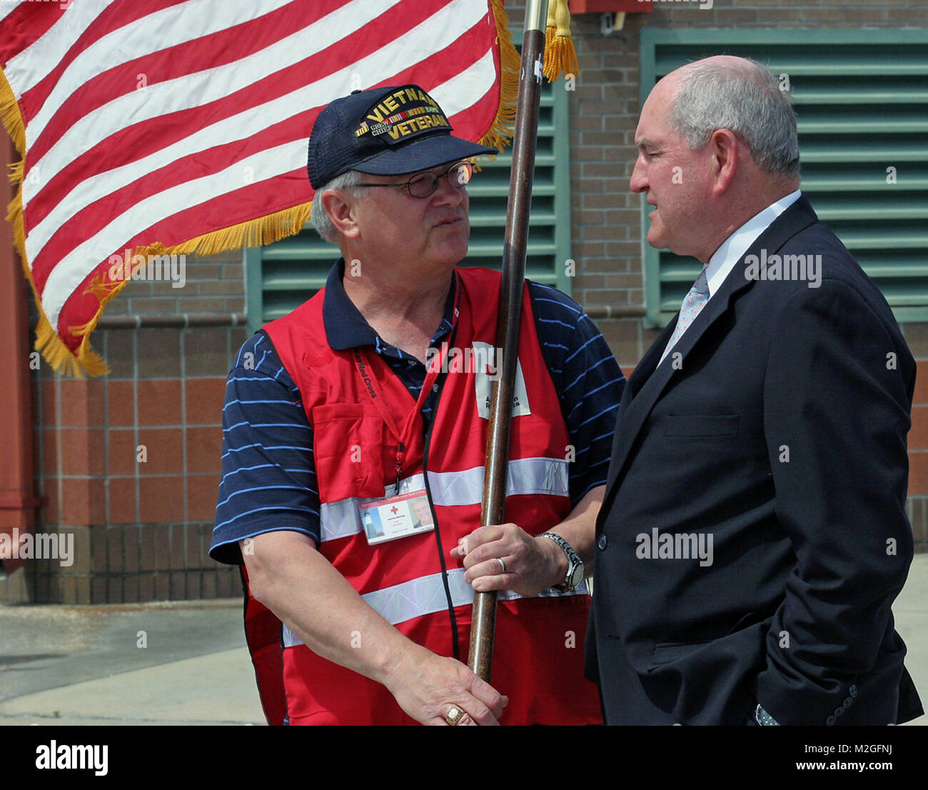 Governor Sonny Perdue talks with a Vietnam veteran by Georgia National ...