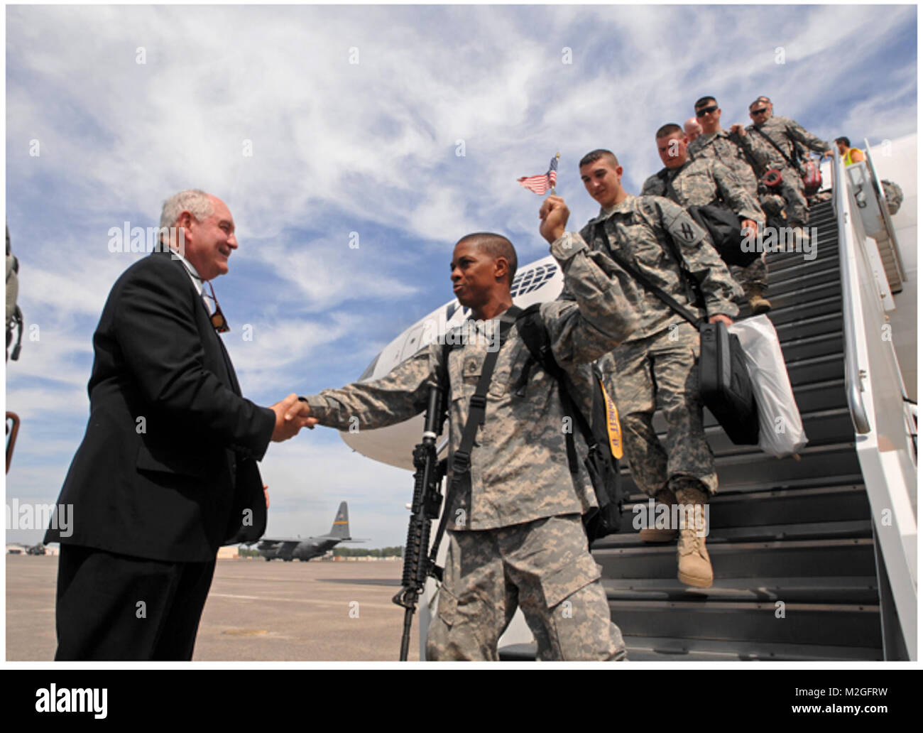 Gov. Sonny Perdue greets soldiers from the Georgia Army National Guard ...