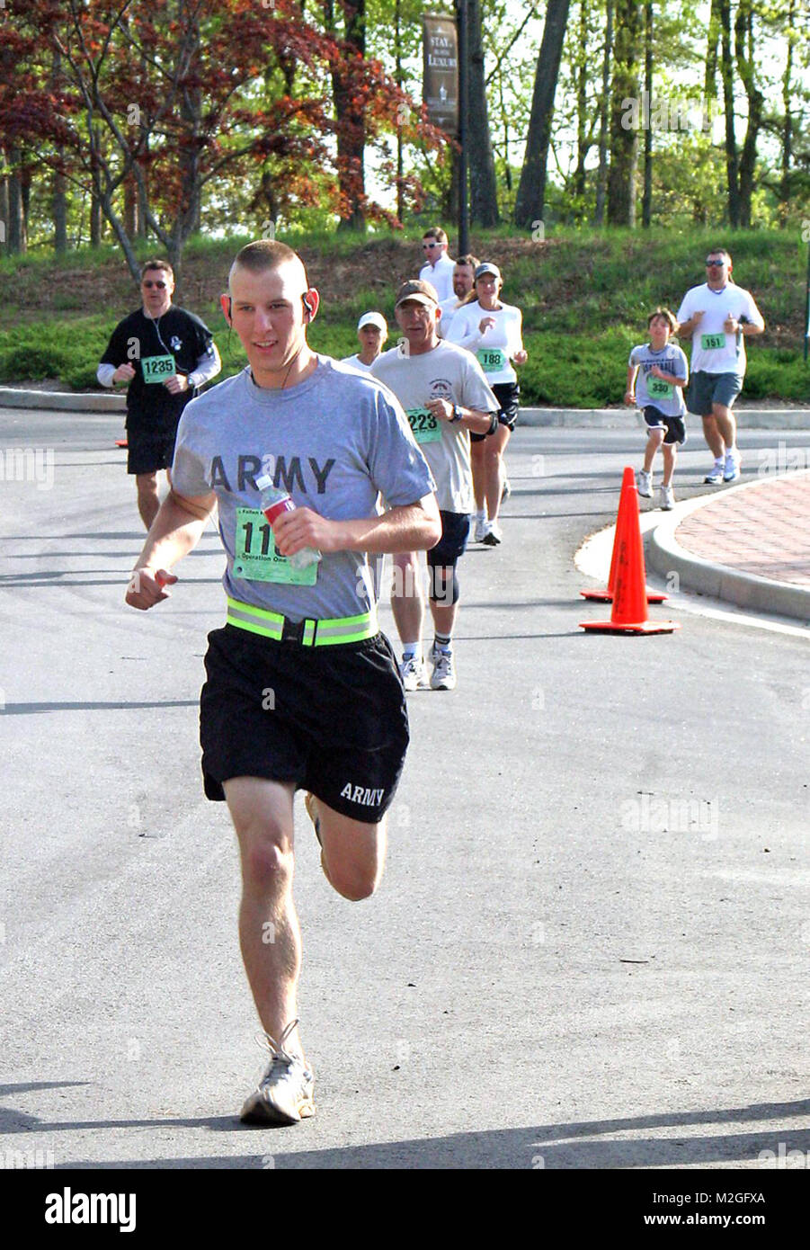 Georgia Guardsman leads the way for a group of runners in the Fallen ...