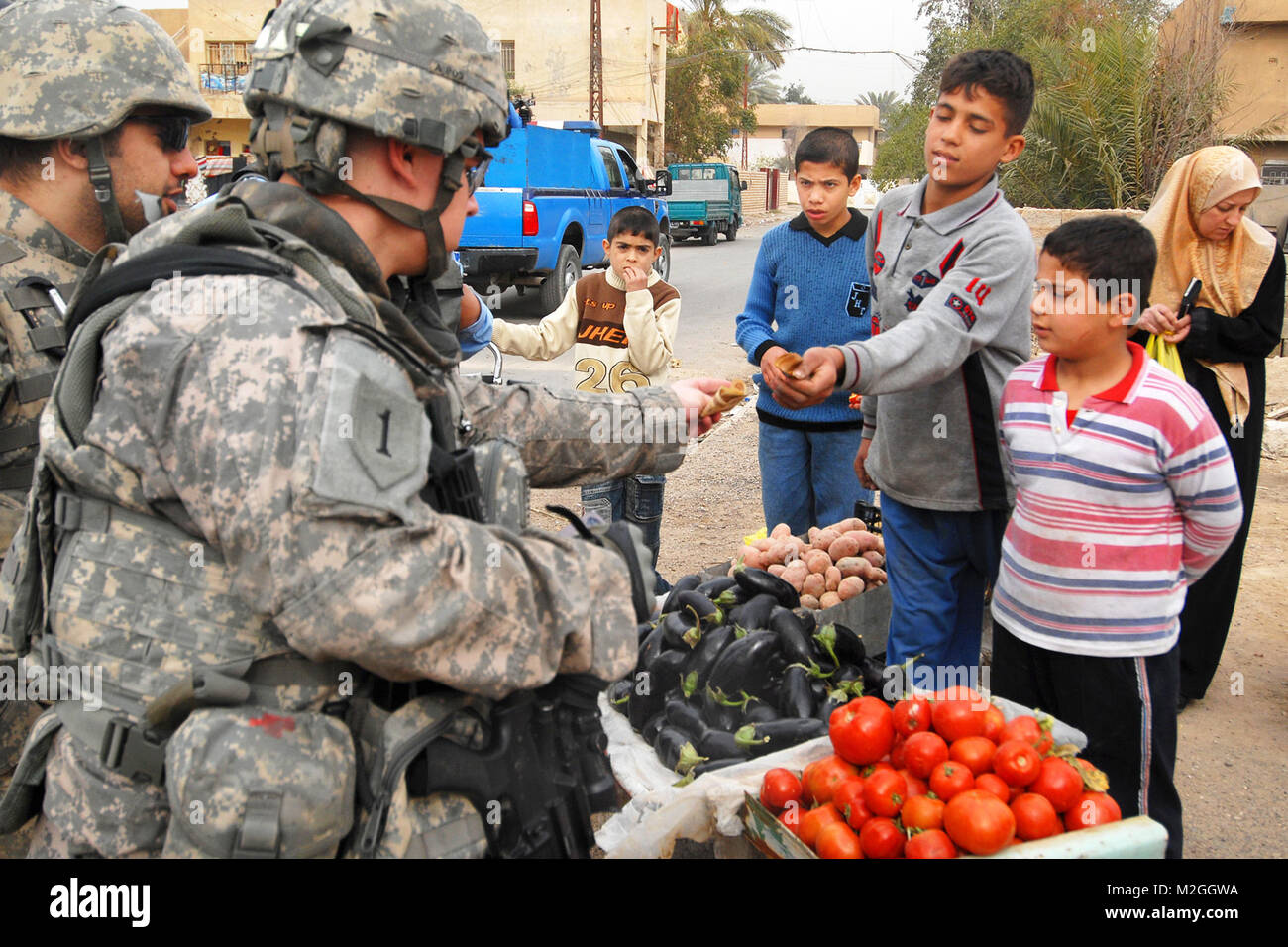 Locals by United States Forces - Iraq (Inactive Stock Photo - Alamy
