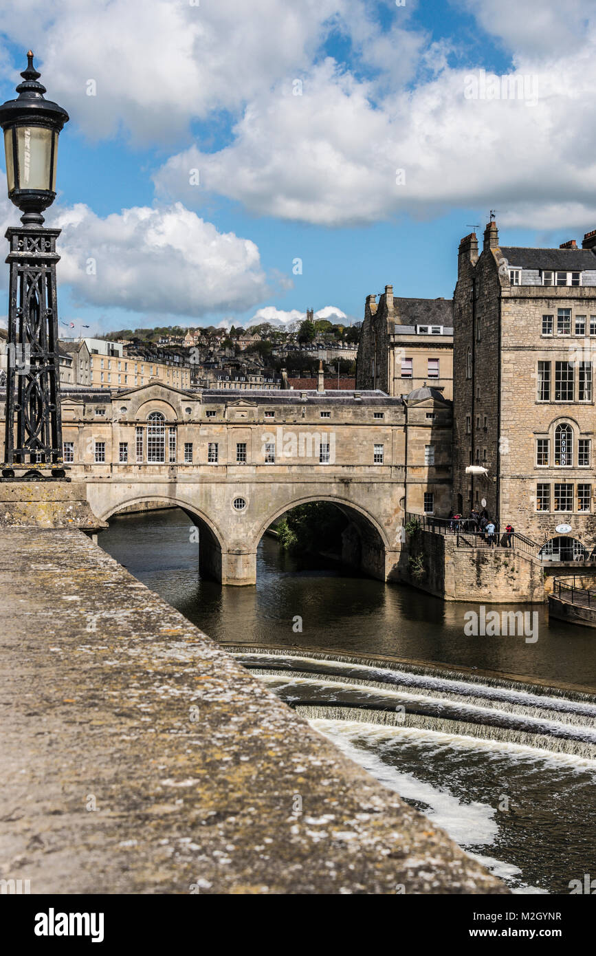 Pulteney Bridge in Bath spanning the river Avon above Pulteney weir ...