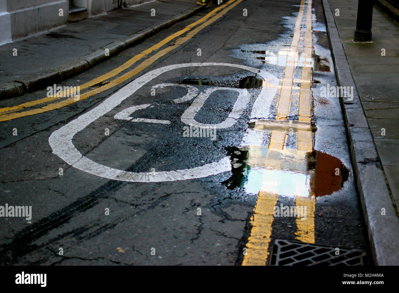Sign on a road in central London for a 20mph speed limit Stock Photo ...