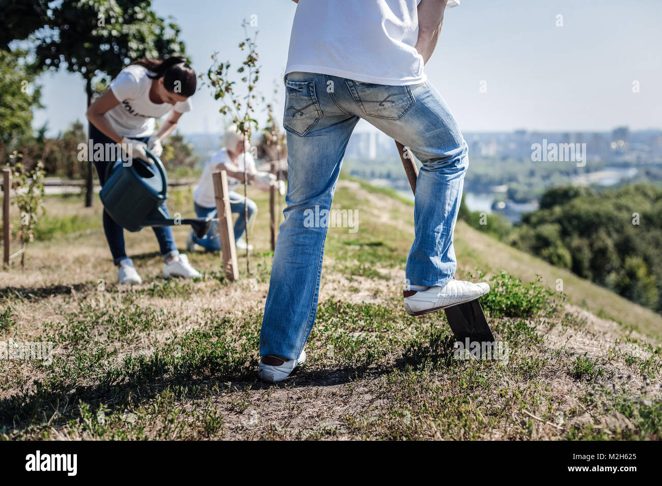 Using a spade hi-res stock photography and images - Alamy