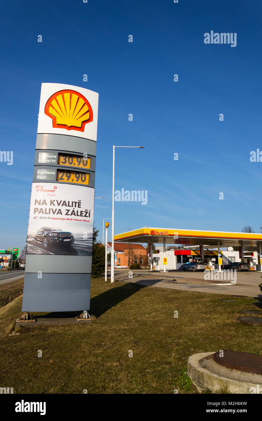 Shell petrol pump 2018 hi-res stock photography and images - Alamy