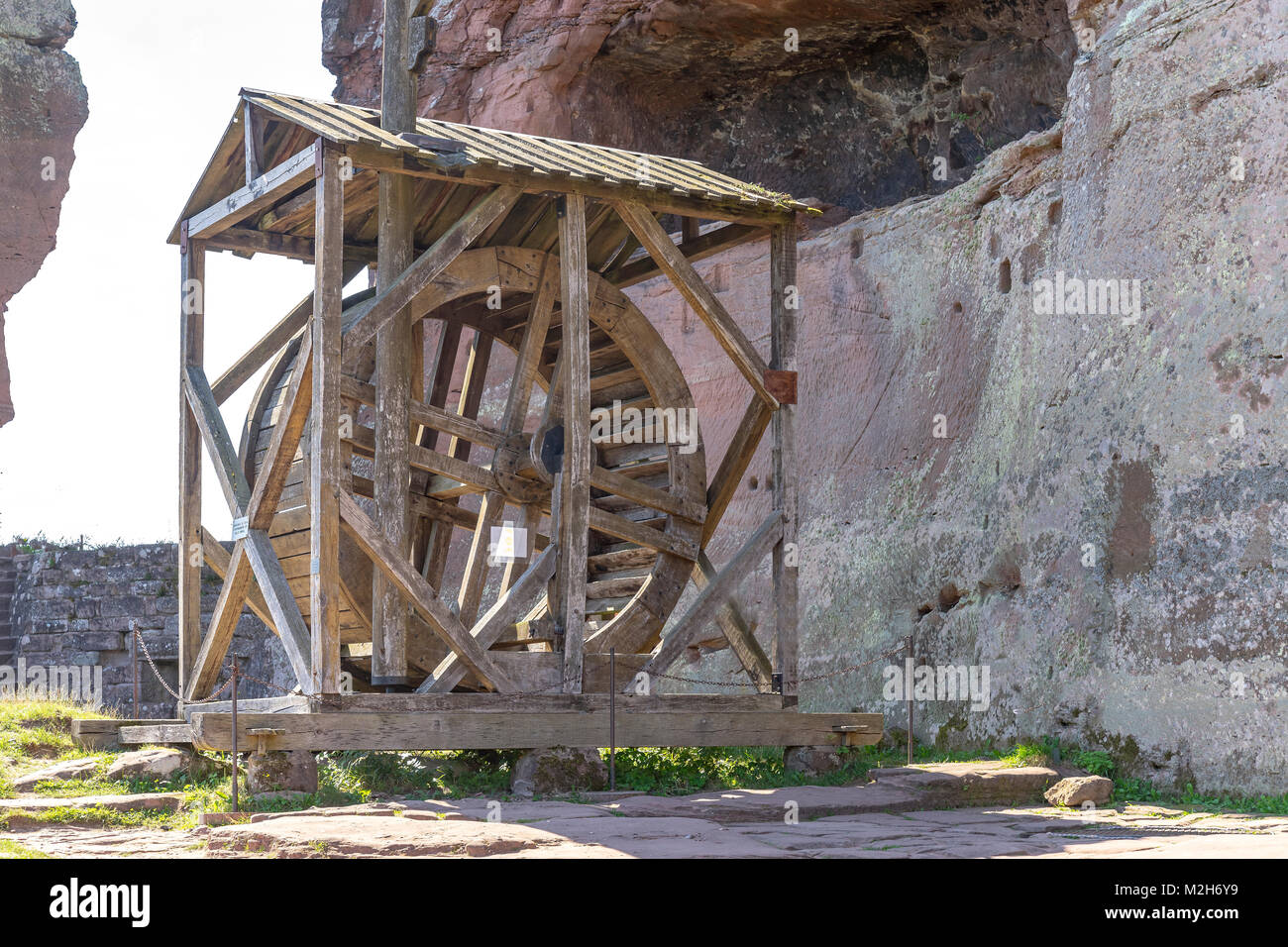 Medieval wheel crane for lifting loads Stock Photo - Alamy