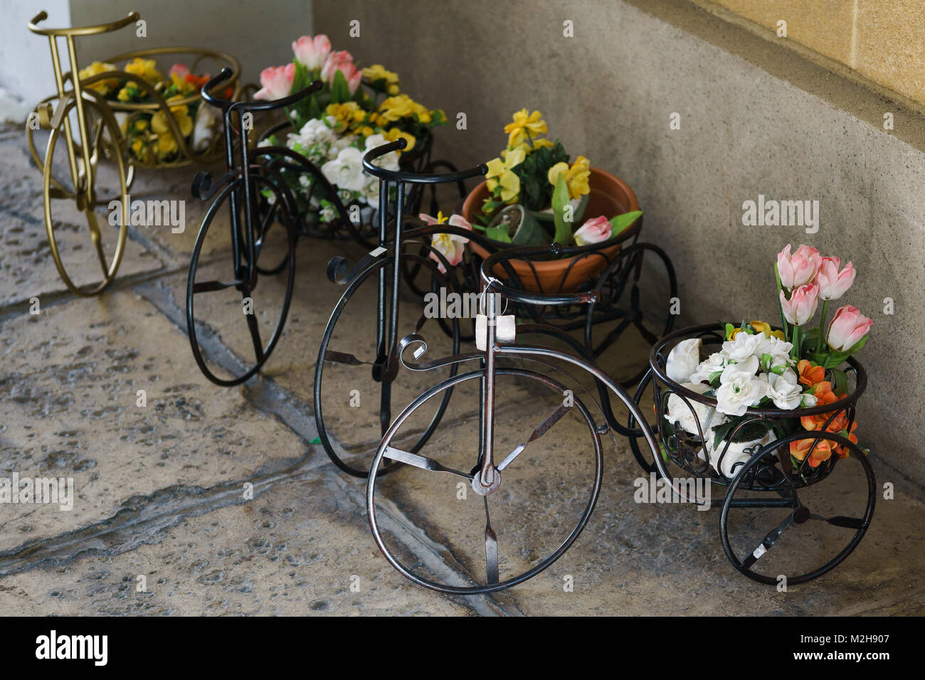 Beautiful yellow bicycle bouquet hi-res stock photography and images ...