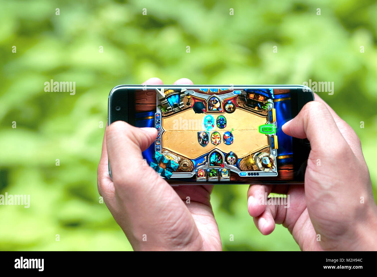 Man holding mobile Stock Photo - Alamy