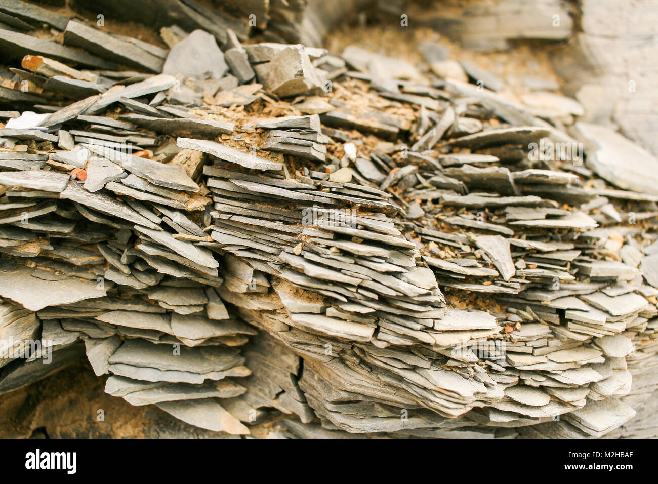 Heap of natural thin pieces of grey mountain slate Stock Photo - Alamy