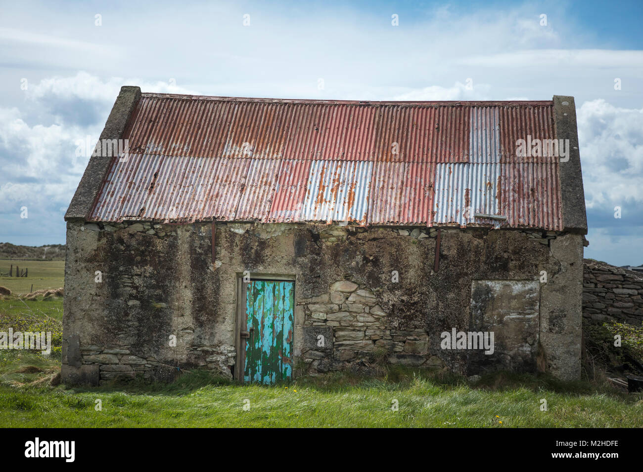 Old farm buildings ireland hi-res stock photography and images - Alamy
