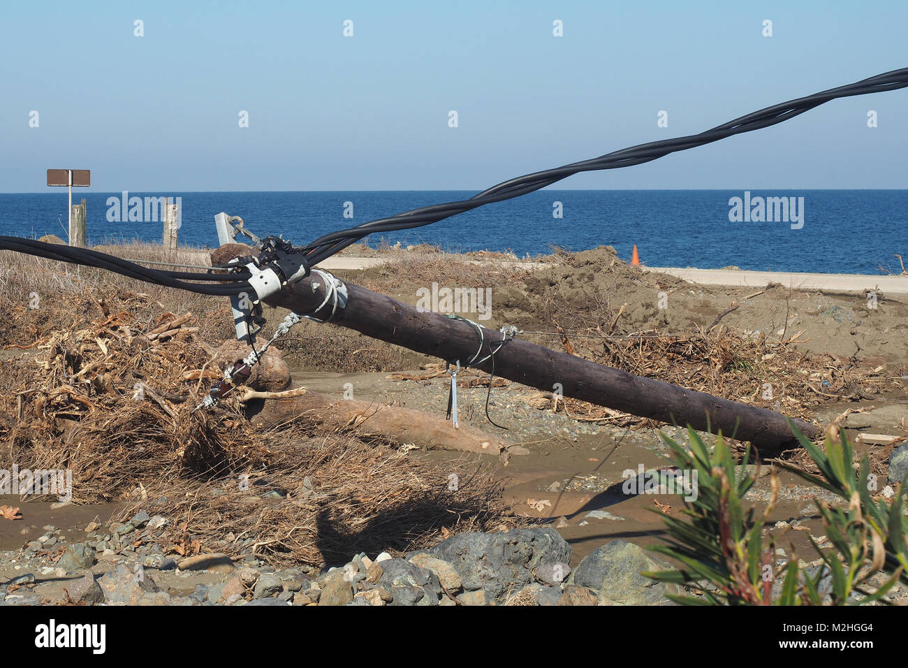Telephone pole broken hi-res stock photography and images - Alamy