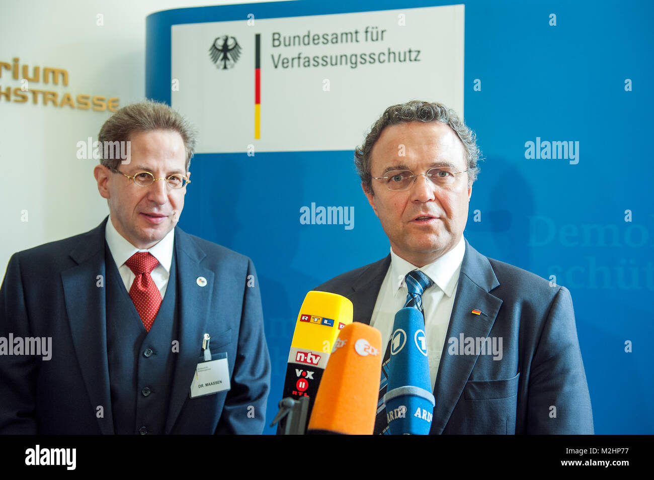 German federal minister of the interior hi-res stock photography and ...
