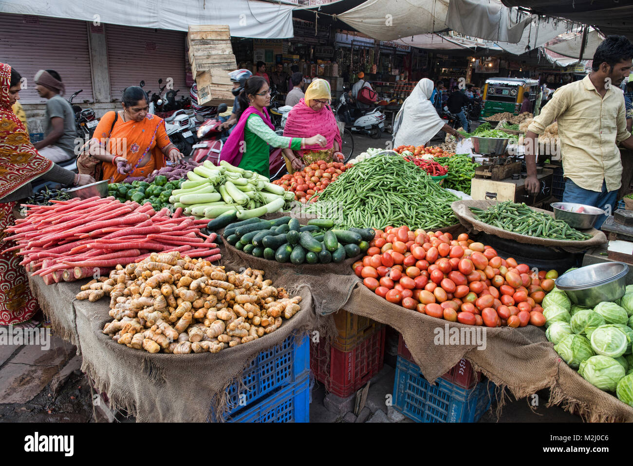 Haggling market asia hi-res stock photography and images - Alamy