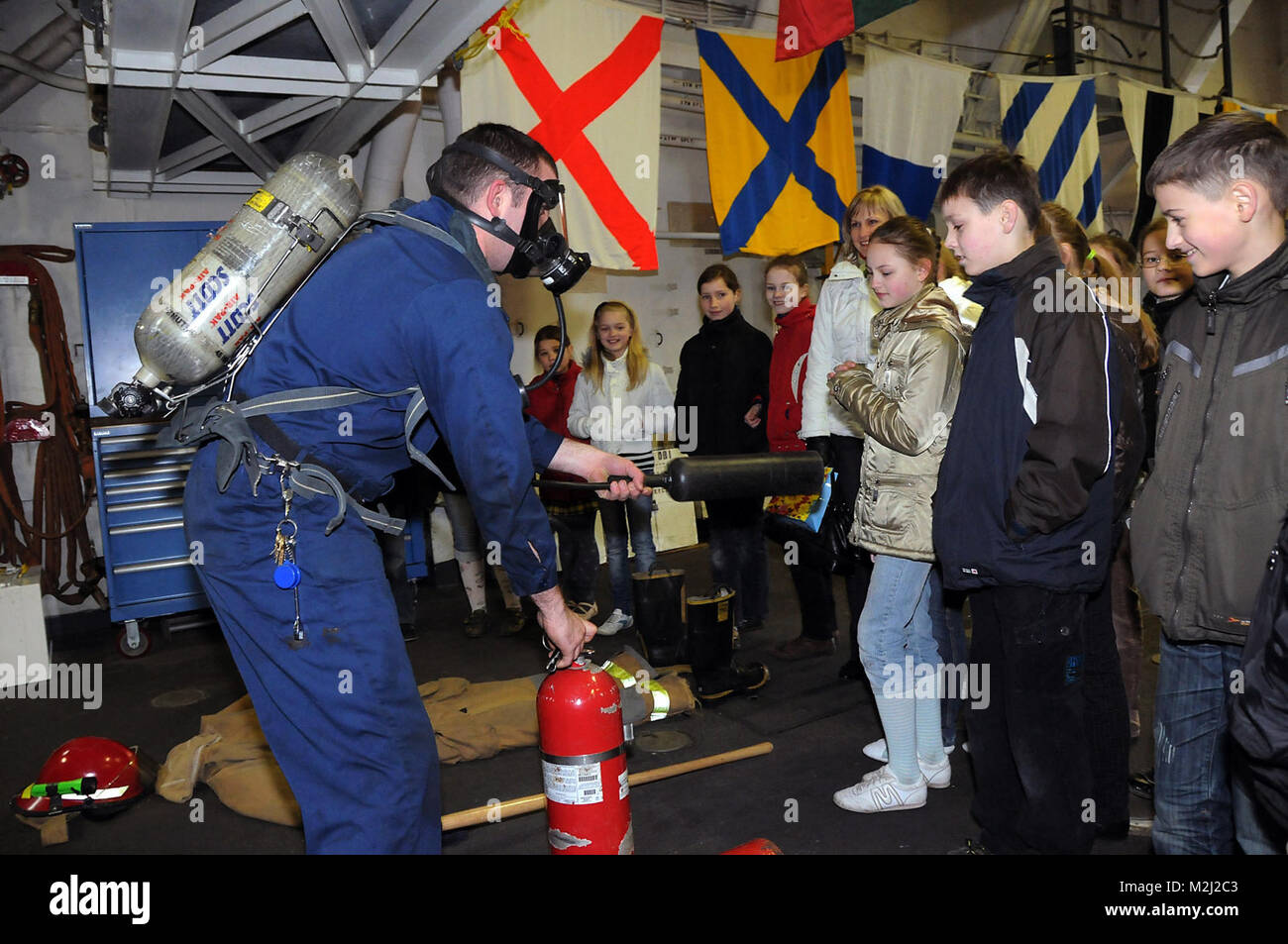Demonstrates firefighting techniques students hi-res stock photography ...