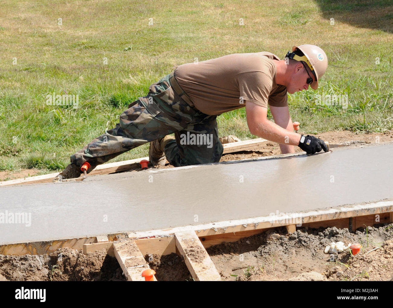 100514-N-6357K-048 ROTA, Spain (May 14, 2010) A Seabee assigned to ...