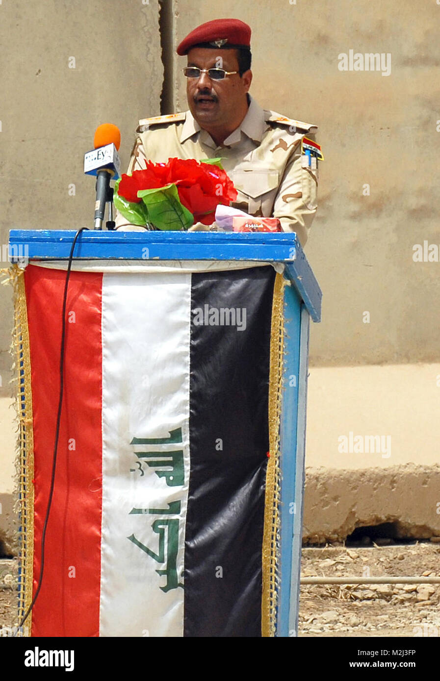 Delivering a speech by 1st Armored Division and Fort Bliss Stock Photo ...