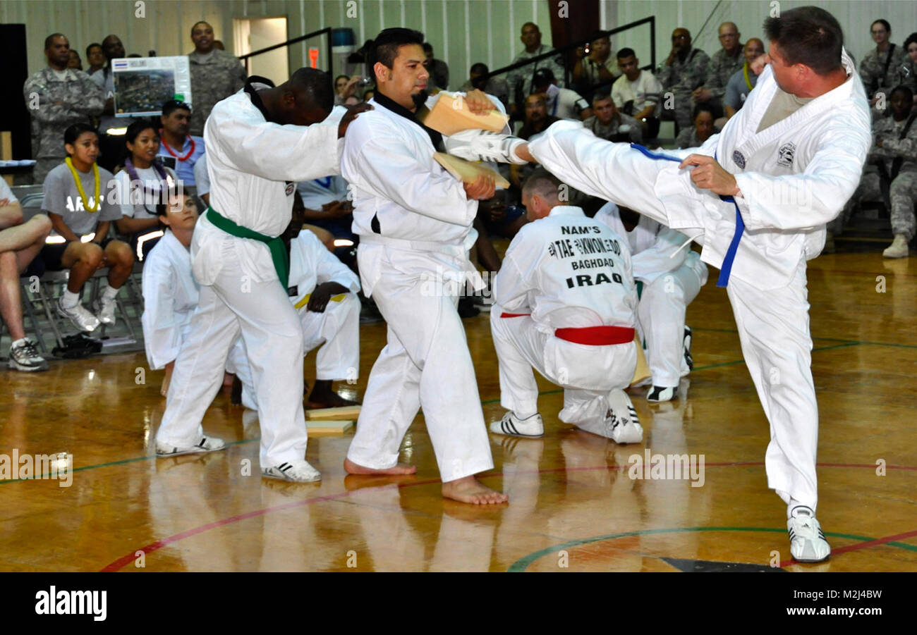 Splitting boards by 1st Armored Division and Fort Bliss Stock Photo - Alamy