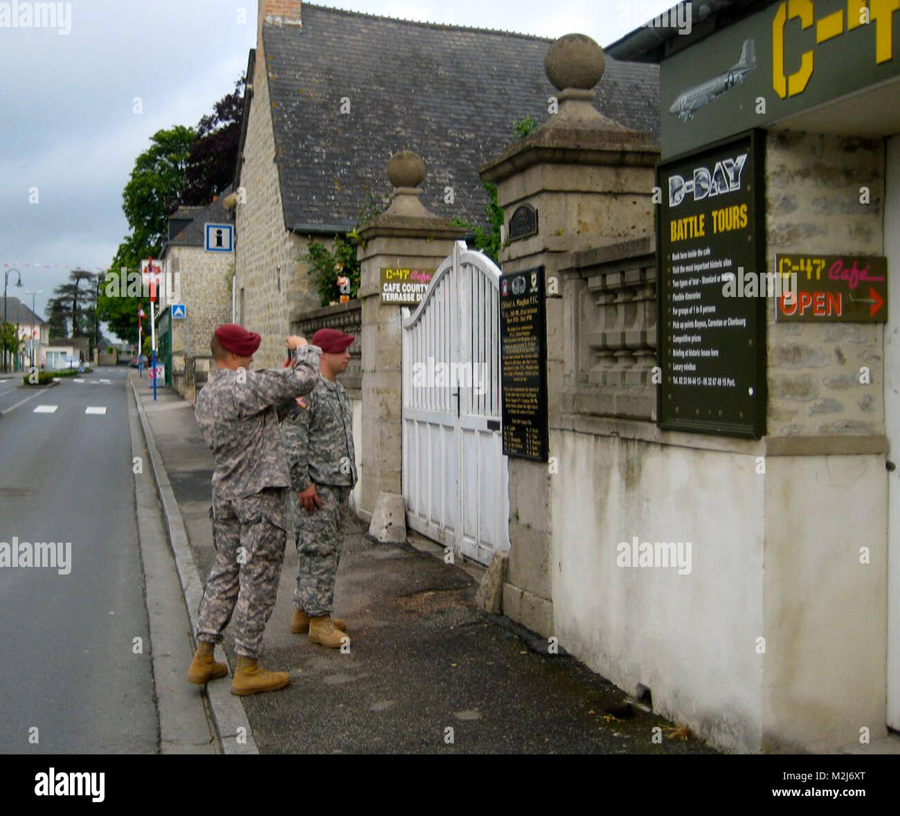 French army soldiers take hi-res stock photography and images - Alamy