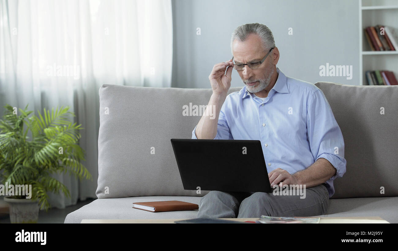 Elderly elder man male 50s 60s hi-res stock photography and images - Alamy