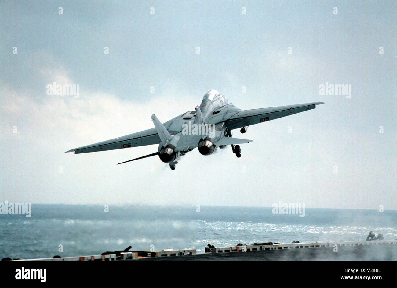 980129-N-0507F-008 ABOARD USS GEORGE WASHINGTON (Jan. 29, 1998) -- An F ...
