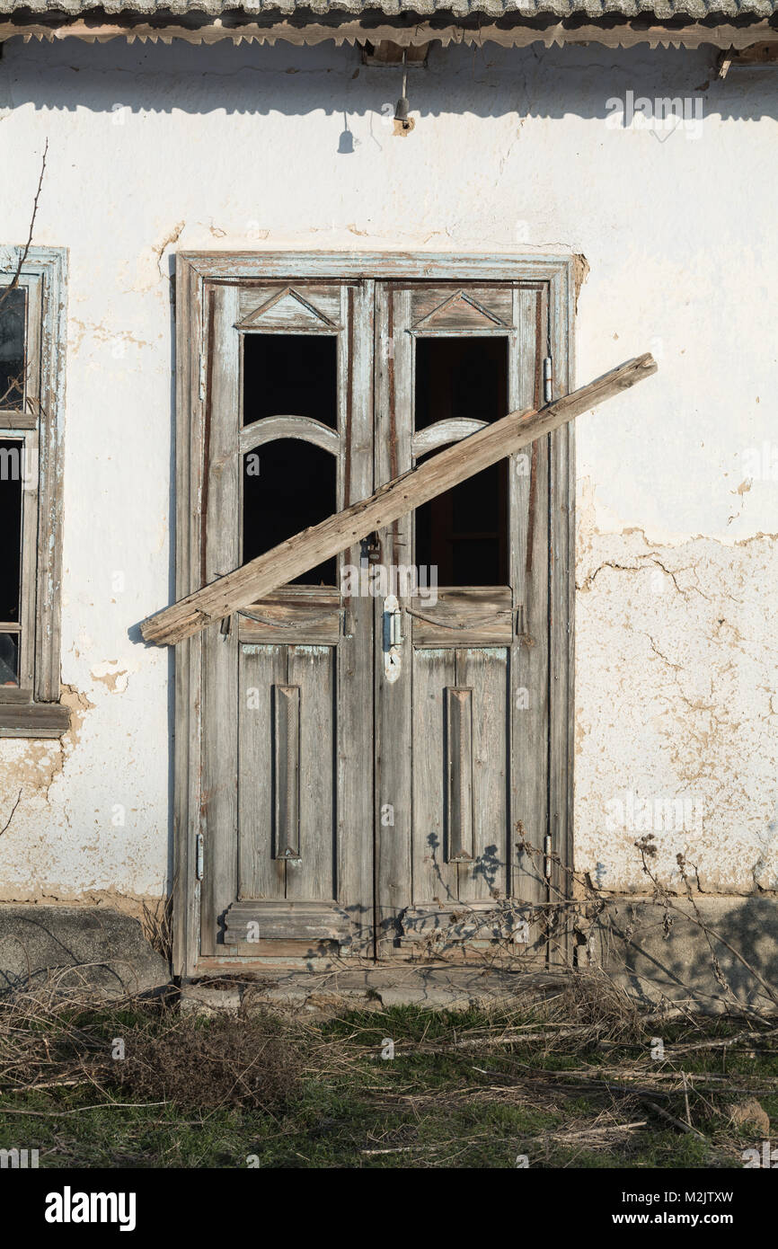 Abandoned house boarded up door hi-res stock photography and images - Alamy