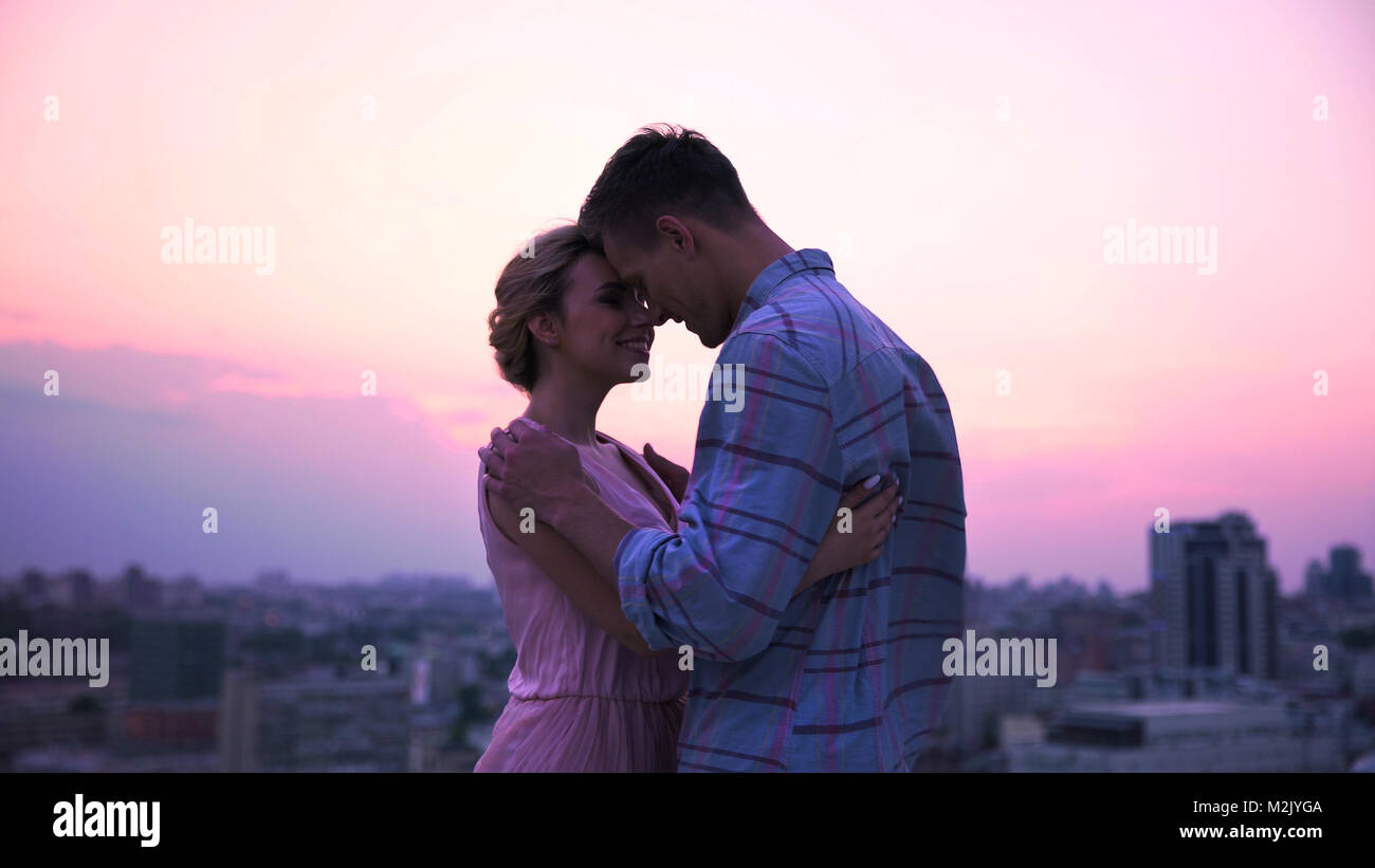 Couple dancing kissing hi-res stock photography and images - Alamy
