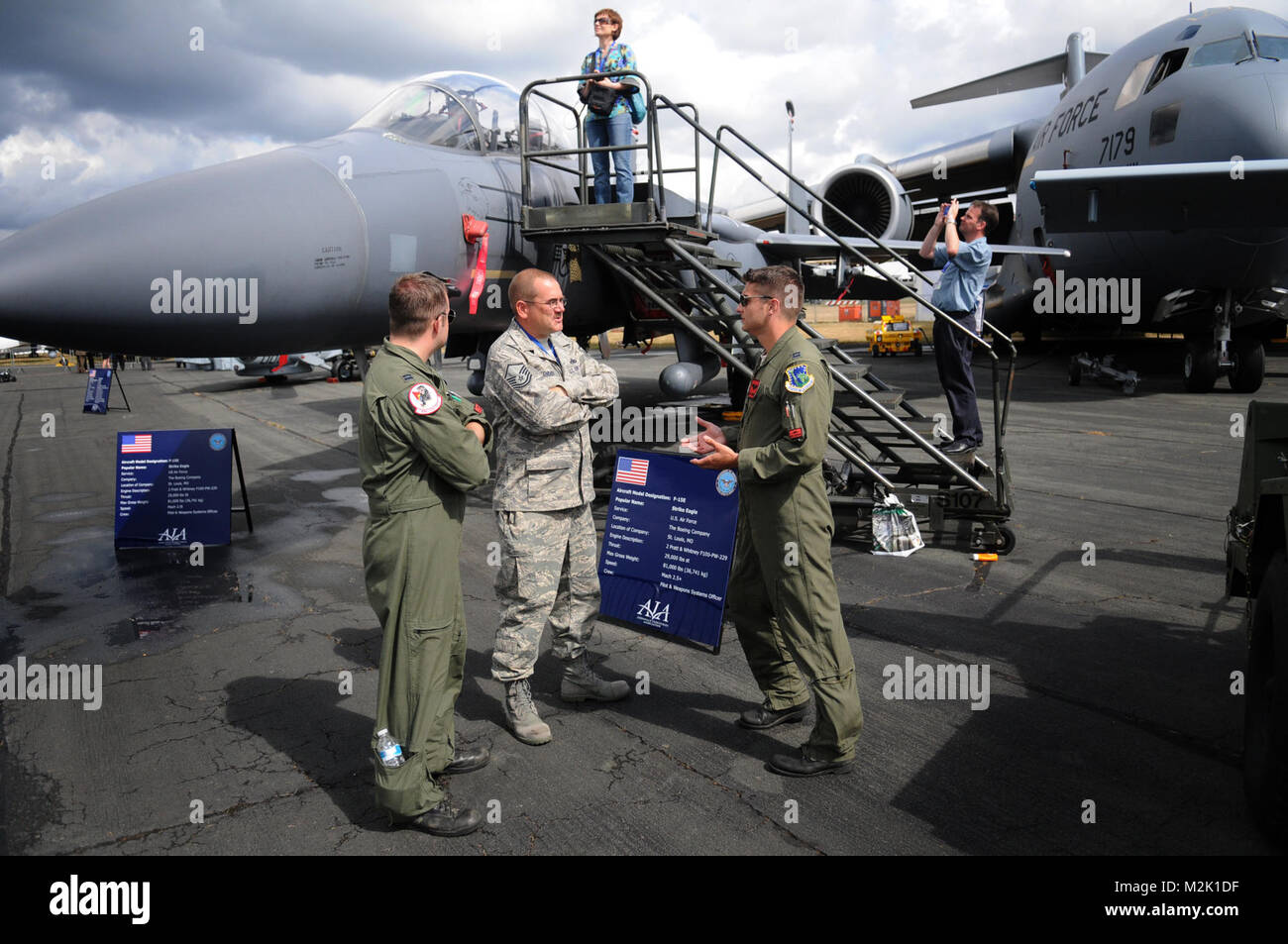 Airmen speak with F-15 Strike Eagle pilots by EUCOM Stock Photo - Alamy