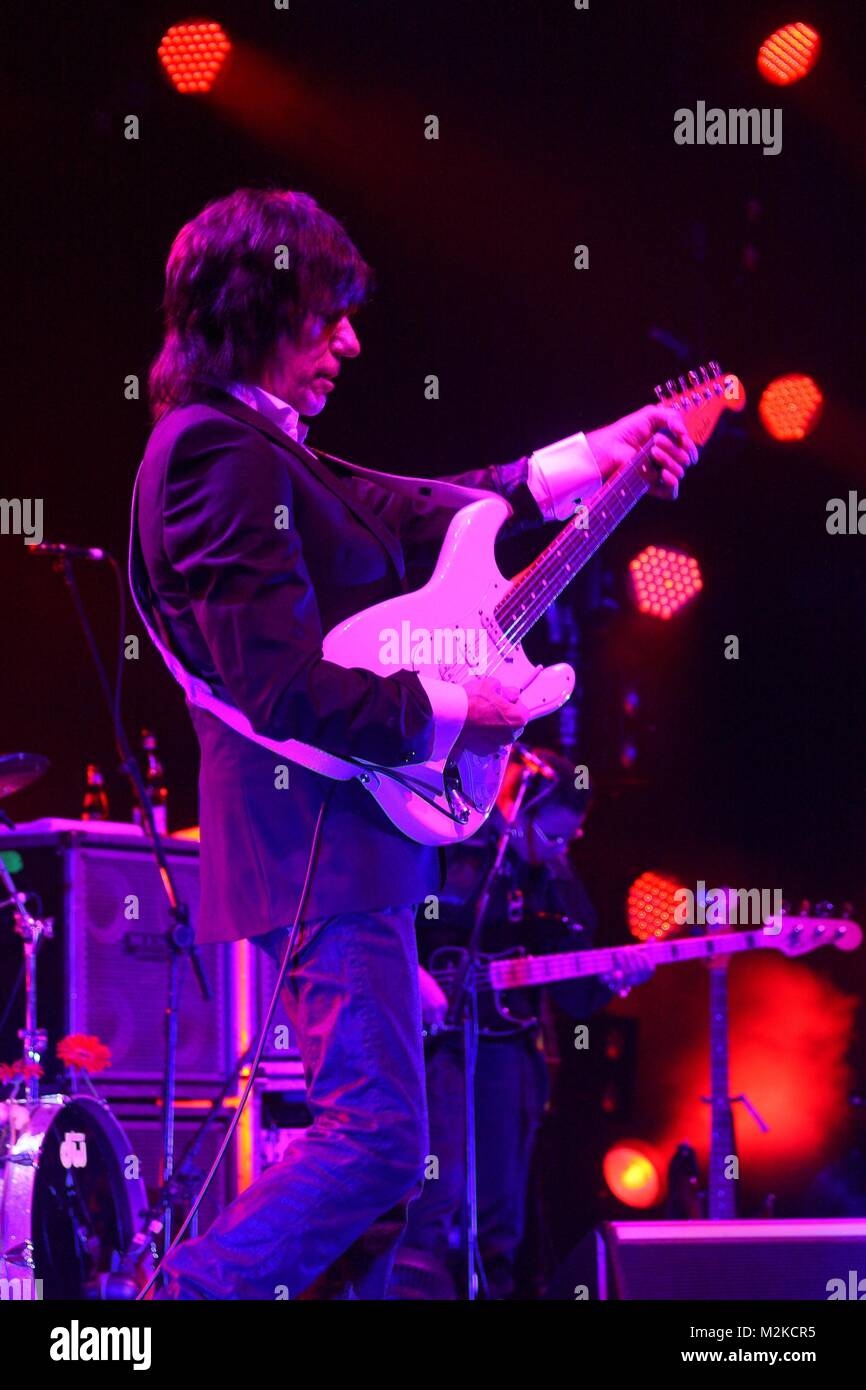 guitarist jeff beck live - berlin Stock Photo - Alamy